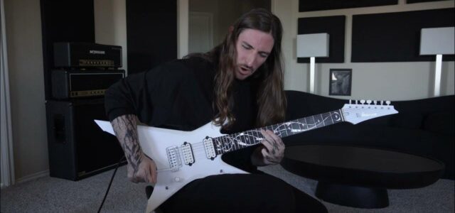 Scott Lepage (Polyphia) dévoile son nouveau modèle signature en loucedé ...